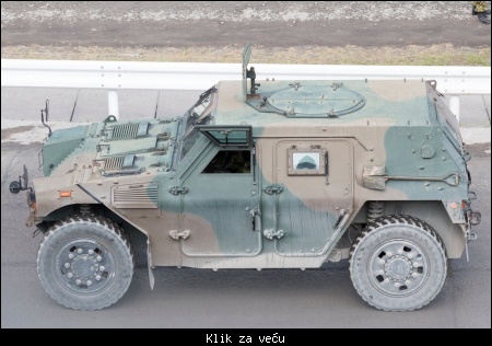 Lako oklopno vozilo Komatsu LAV 4x4